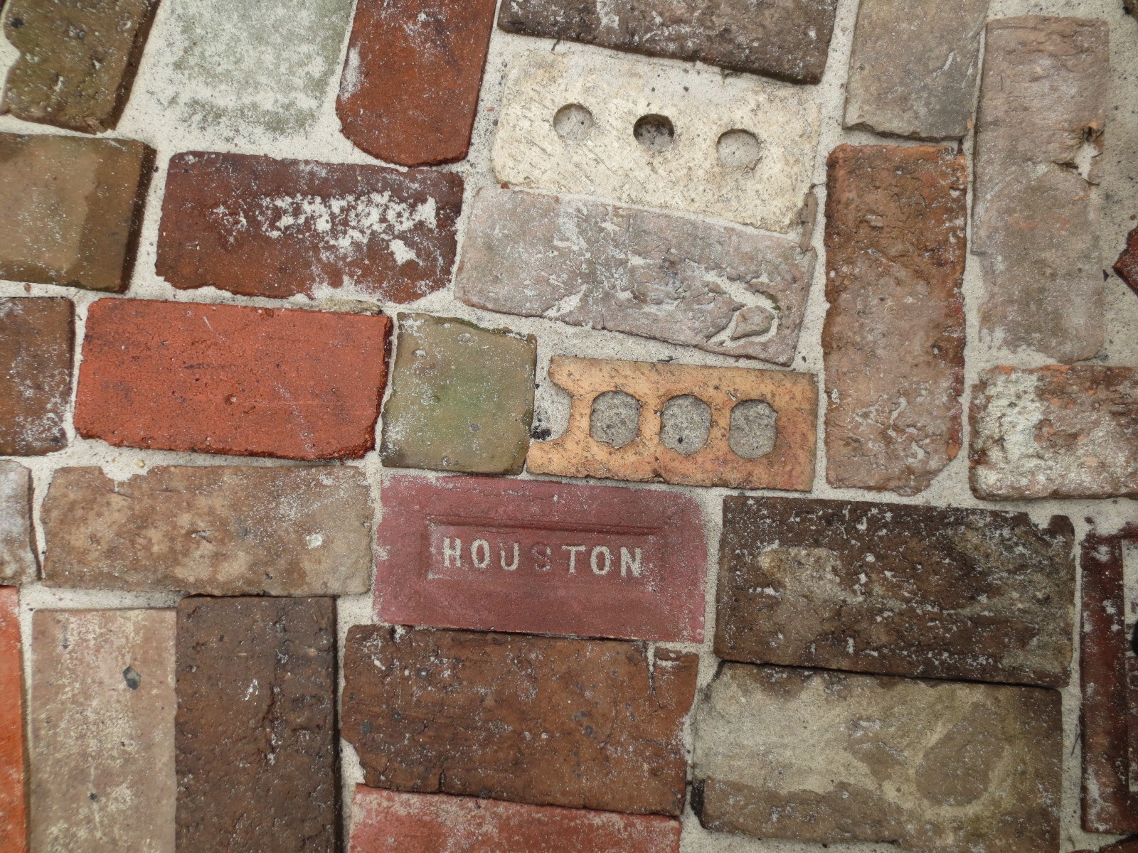 Tropical Texana: ANTIQUE BRICK COURTYARD COMES TO LIFE HERE IN THE GARDEN