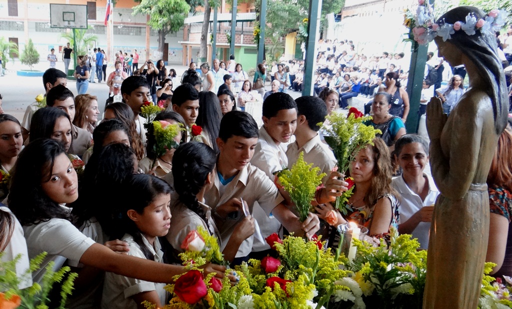 Colegio Parroquial "Jesús María Marrero" coronó a la Virgen María en ...
