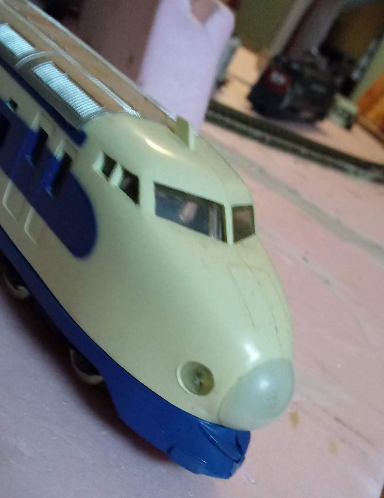 Budget Railroading: Lima Shinkansen Bullet Train Set.