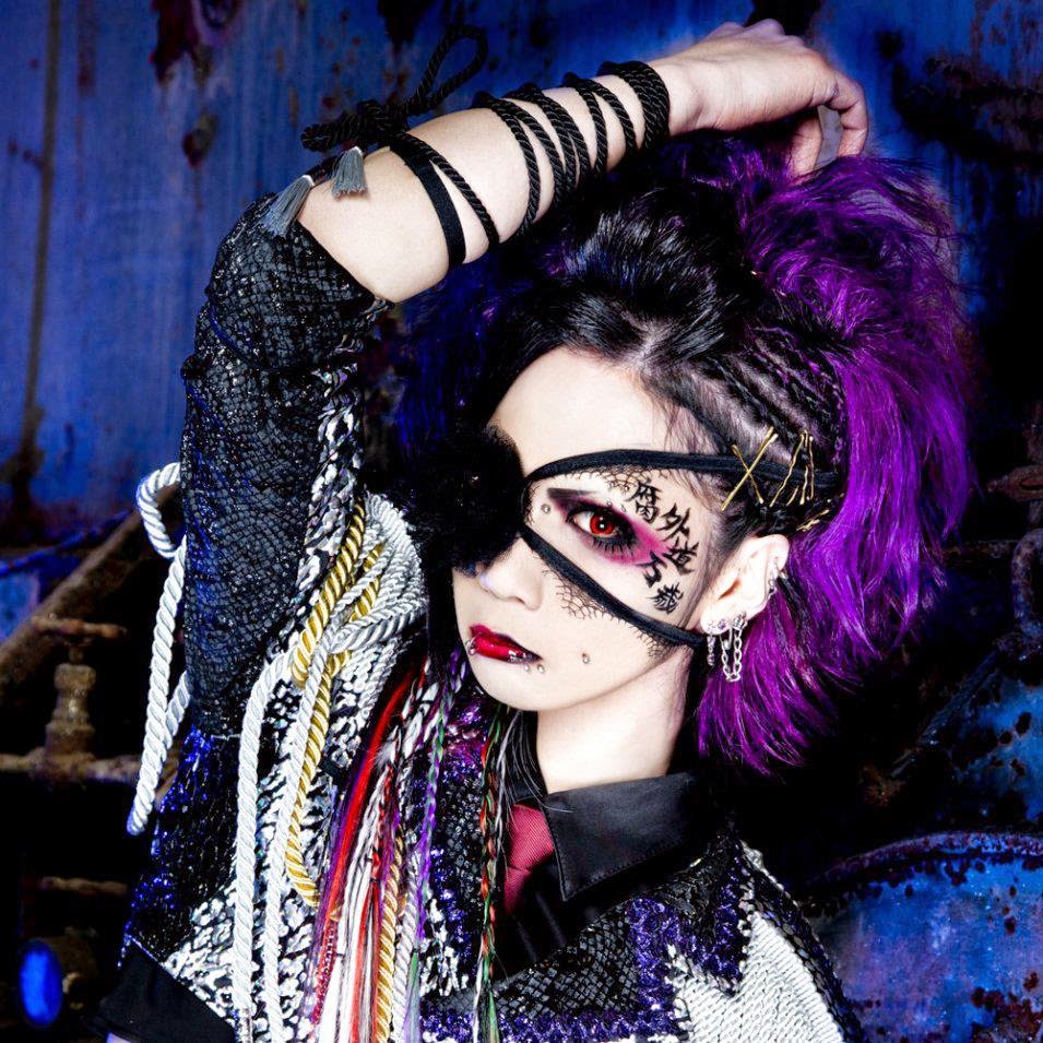 dictatorial visual: Royz