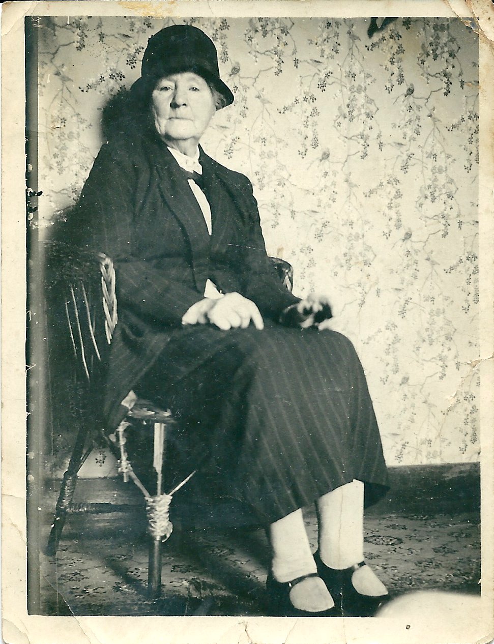 The Amazing Chronoscope: Two Ladies, Seated.