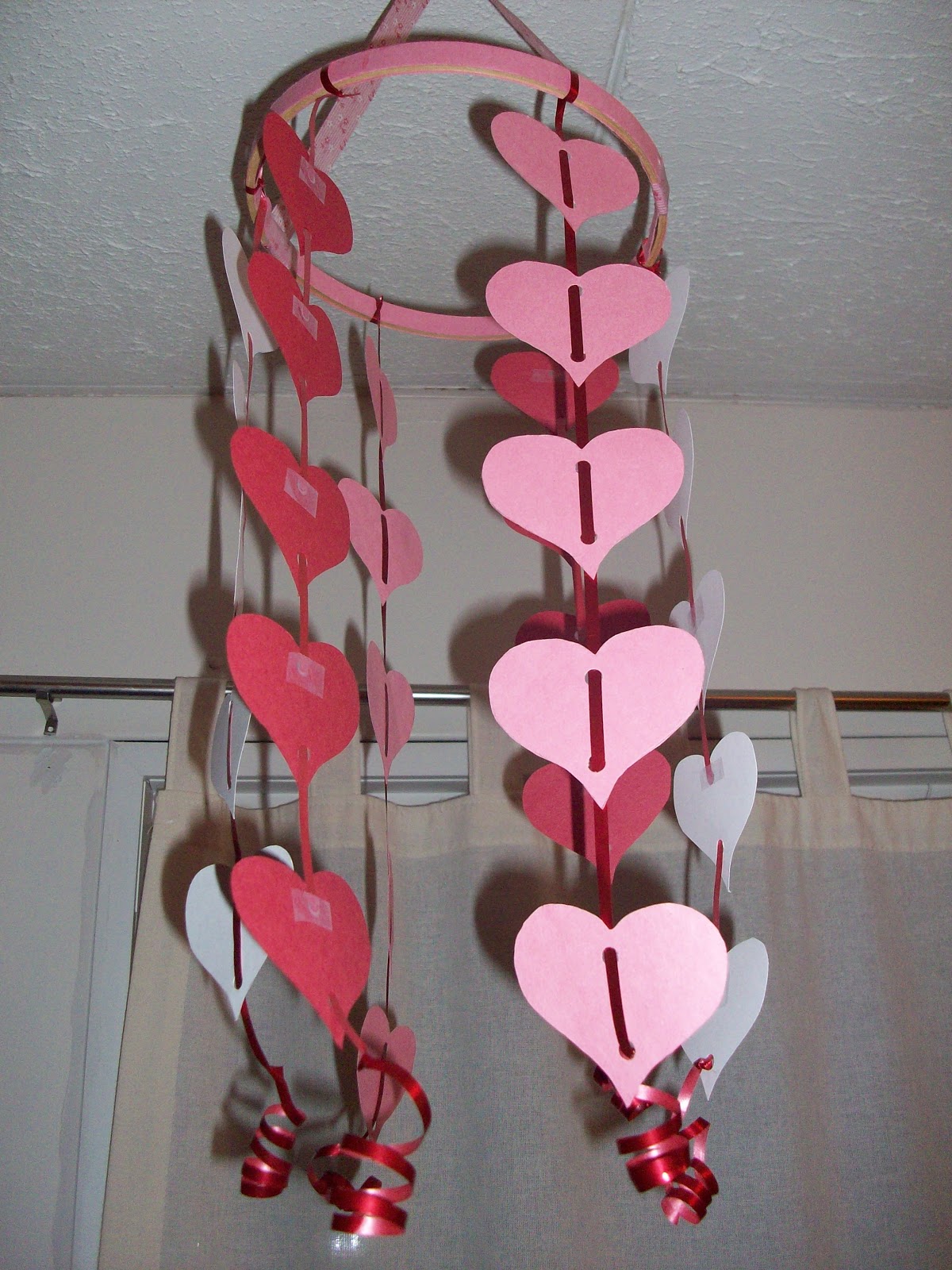 Mixin' In The Kitchen: Paper Heart Mobile