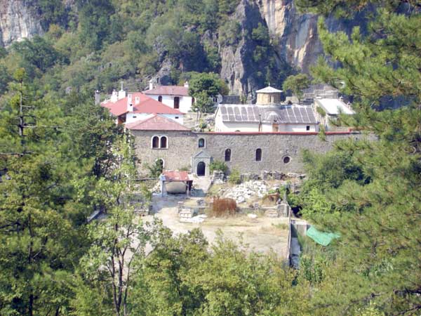 ΑΛΒΑΝΟΣ ΕΡΓΑΤΗΣ, ΒΡΗΚΕ ΘΗΣΑΥΡΟ ΜΕ ΧΡΥΣΑ ΝΟΜΙΣΜΑΤΑ ΣΚΑΒΟΝΤΑΣ ΣΤΗ ΜΟΝΗ ...
