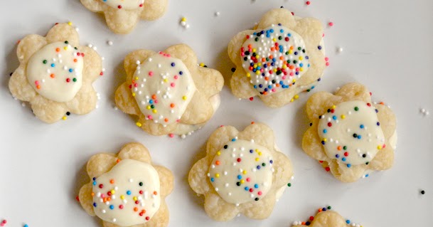 Food Pusher: Cream Wafers with White Chocolate and Sprinkles