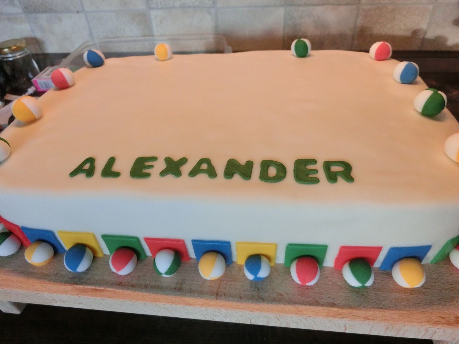 "Rot-Knäppchen" backt...: 29.08.2015 - Bälle-Torte für Alexander's 1 ...