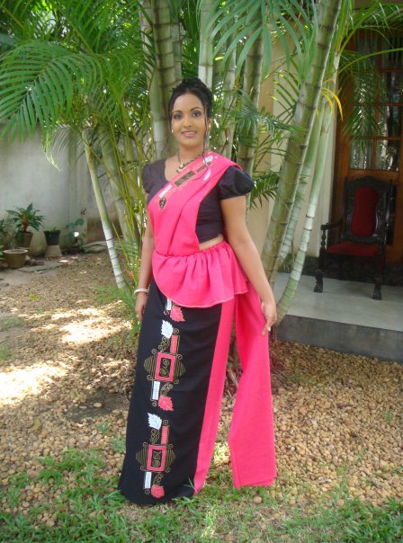 MEHANDI DESIGNS WORLD: Traditional Wedding kandyan style sarees