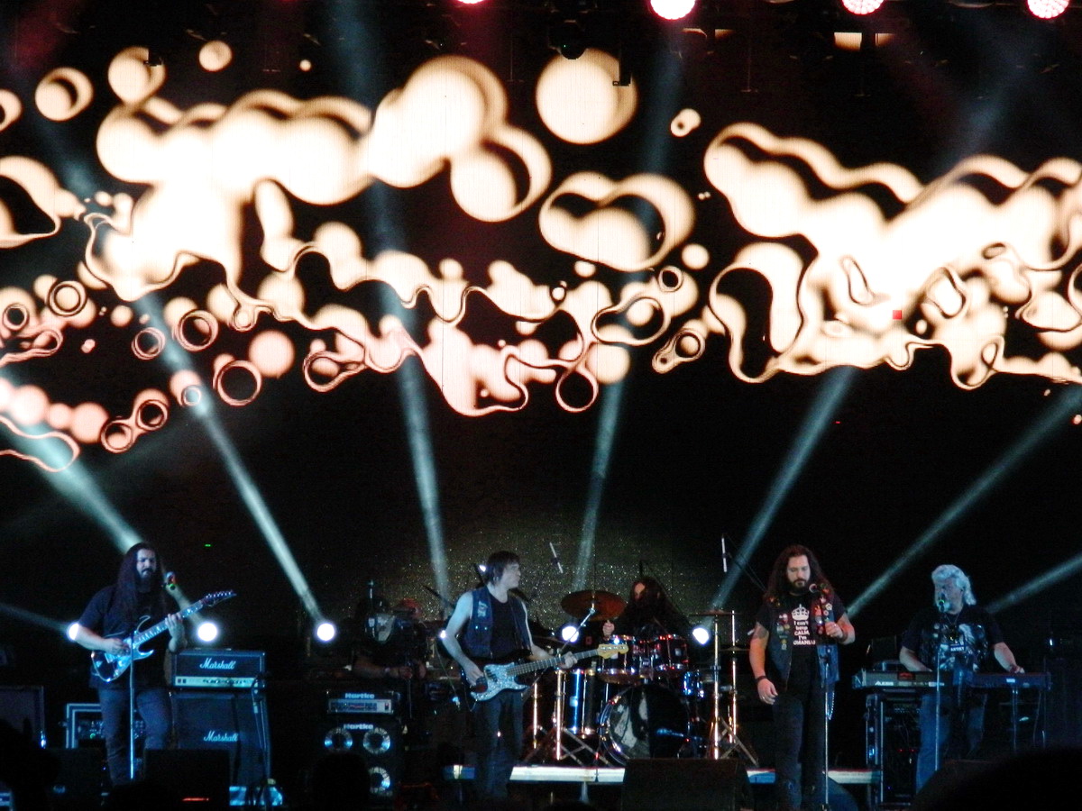 LA MULTI ANI, ROMANIA!: Formatia Phoenix in concert la Zilele Bucurestiului