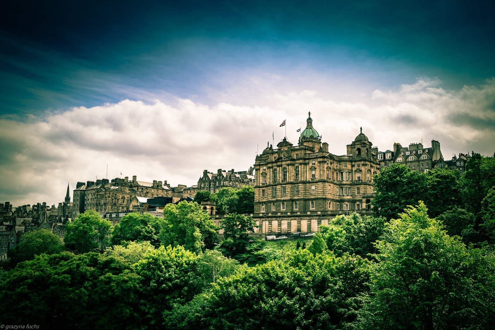 Enjoy your time with beautiful places: On the streets of Edinburgh
