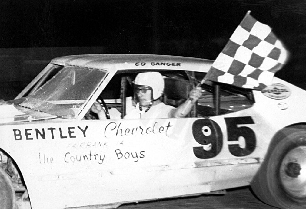 Midwest Racing Archives: 1976 - Sanger Wins Challenge Cup VI