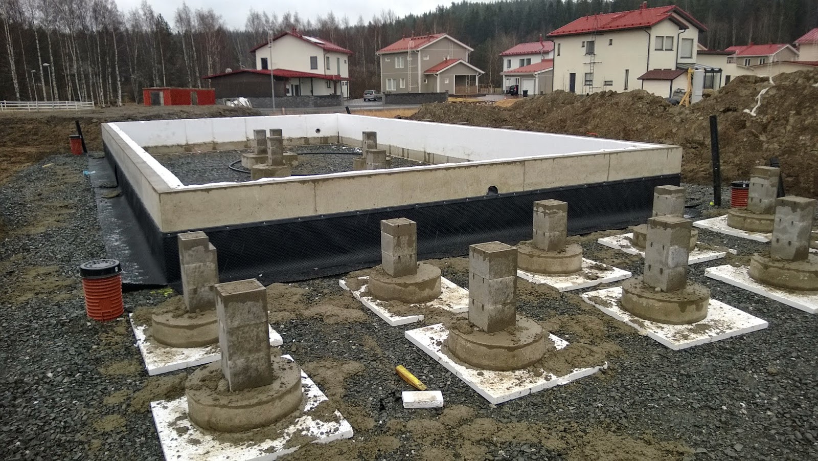 Hirsitalon rakentaminen: Perustukset valmiit, mutta kaikki ei mennyt ...