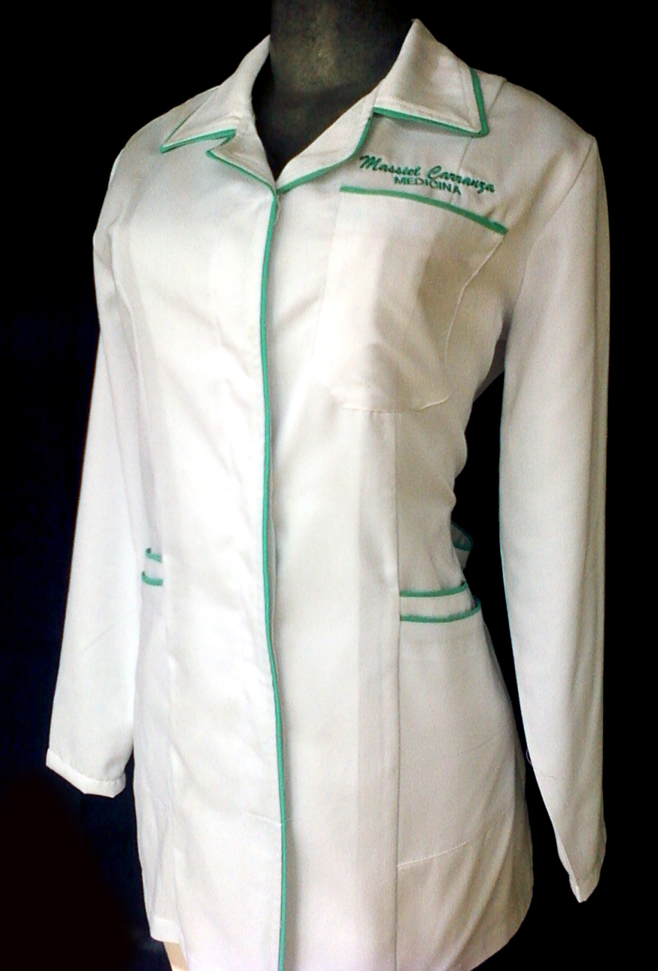 .: MODELO 001 BATAS MEDICAS CON VIVO Y BORDADO
