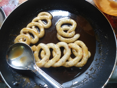 Karupatti Mittai Recipe / Cheeni Mittai Recipe / Palm Jaggery Sweets ...