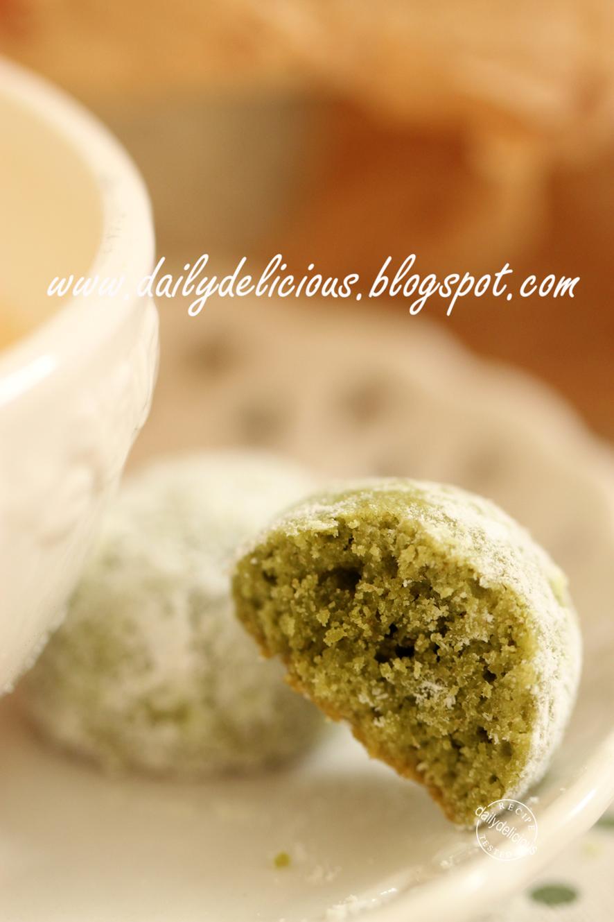 dailydelicious: Green tea snow balls: Little balls of happiness!