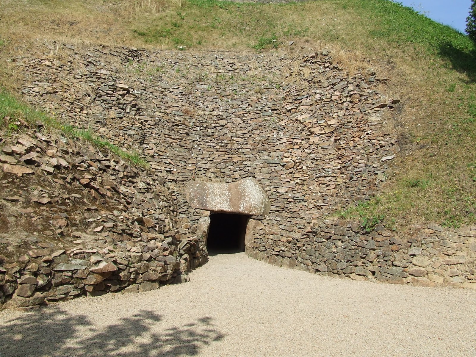 Linda Acaster: #Research: Neolithic Passage Tomb in Jersey