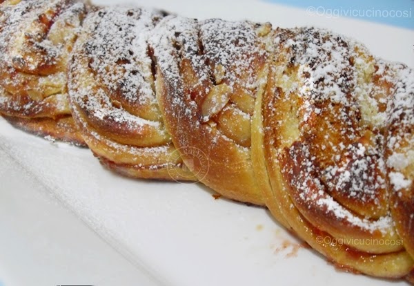 Oggi vi cucino così!: Re - cake: Treccia con confettura di Fragole