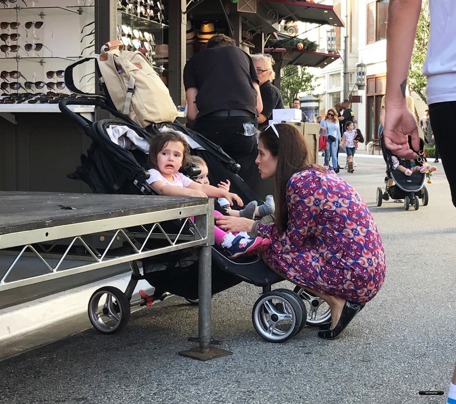 Shiri Appleby || Shopping with her kids in Los Angeles | November 04 ...