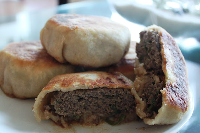 Voracious Omnivore: Pan-Fried Beef Pastry (牛肉餡餅 - niu rou xian bing)