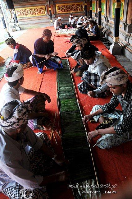 BALI: Lamak, Simbol Pijakan Menuju Kesejatian