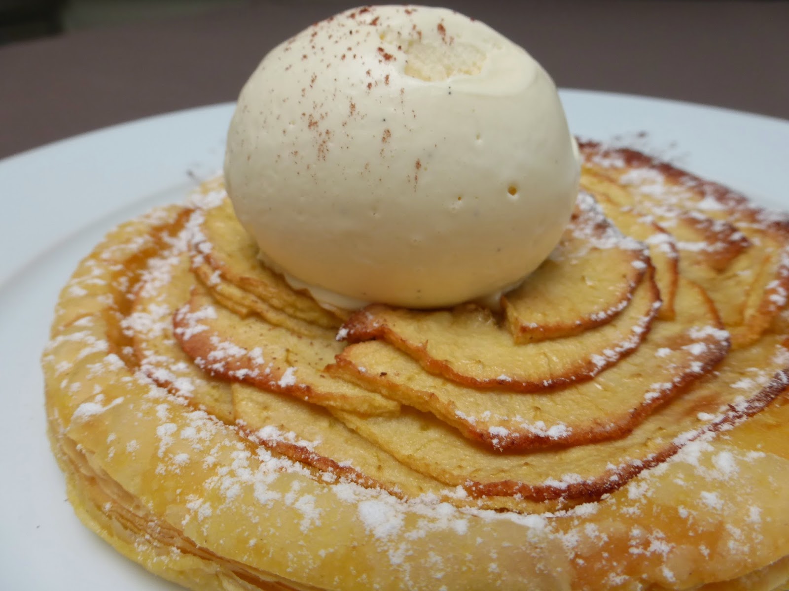 Un plat, une histoire: Tarte fine aux pommes et boule de glace vanille