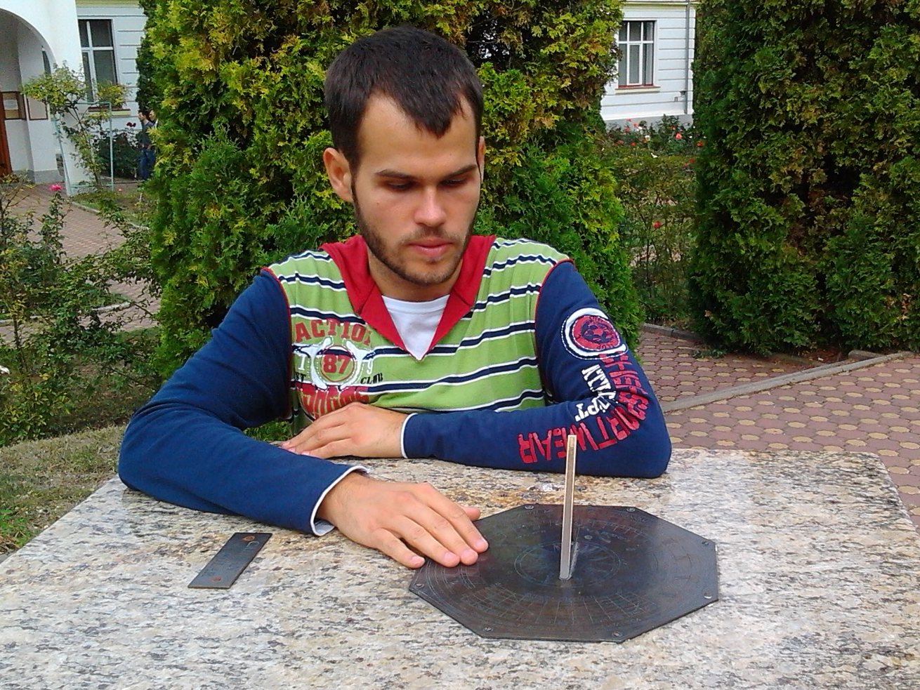 Cercul de stele: Cadran solar măcinat de timp