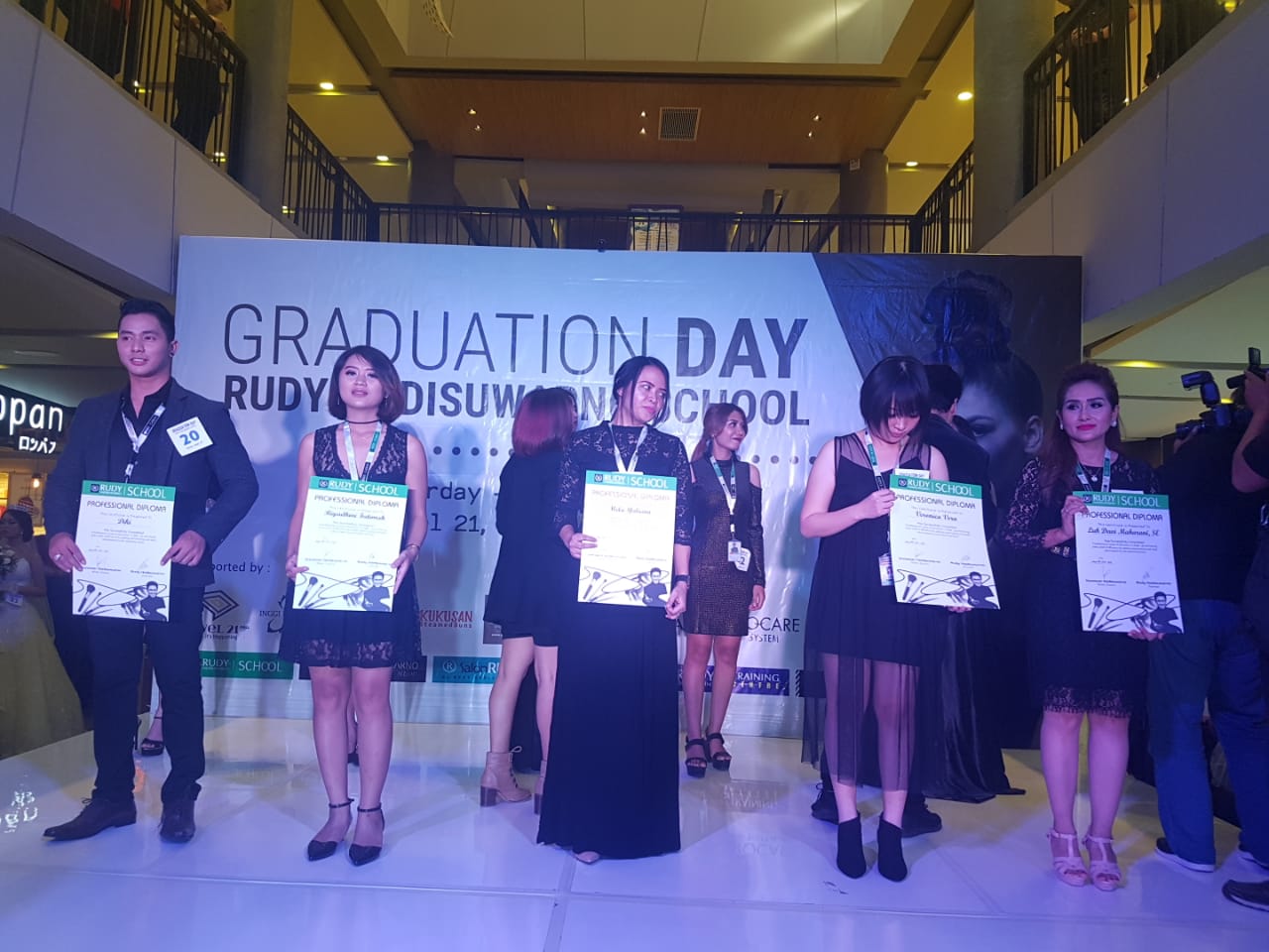 Keseruan Acara Graduation Day Rudy Hadisuwarno School | FIRDA WINANDINI