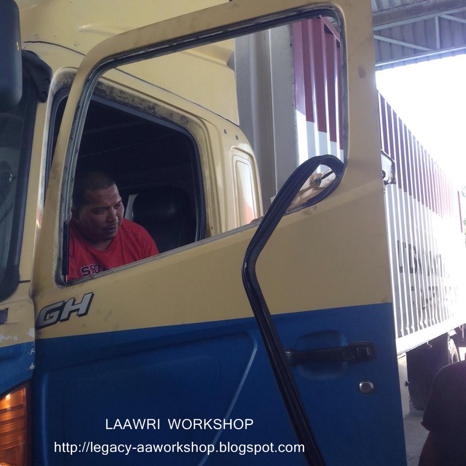 Pemasangan Cermin Tingkap Lori - LAAWRI WORKSHOP