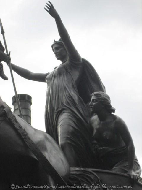 The Aeternal Swirling Fight : Queen Boudica's statue in London