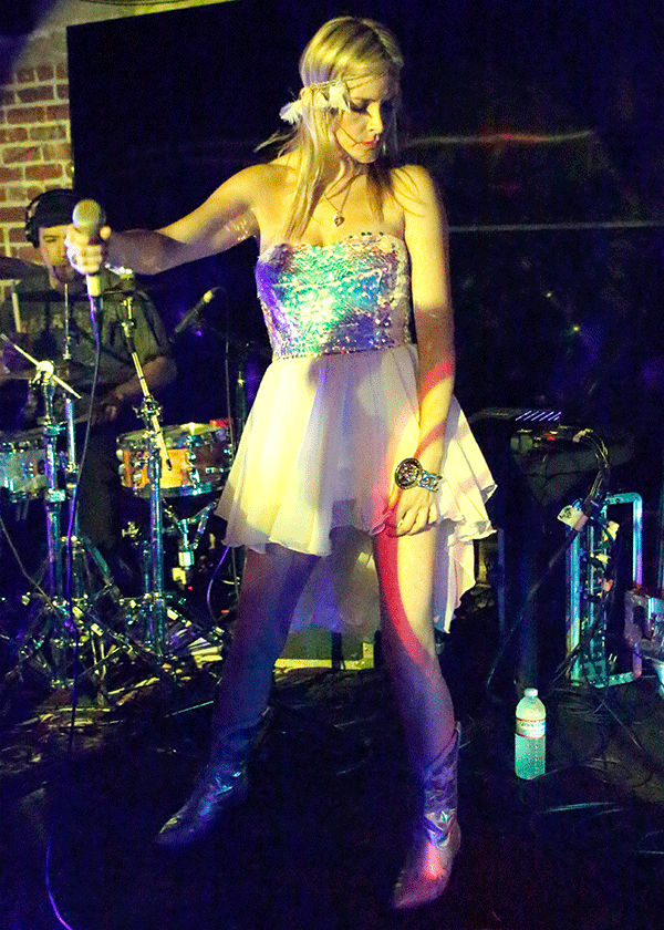 Chilean singer Nicole shines bright, makes a lasting impression (Photo ...