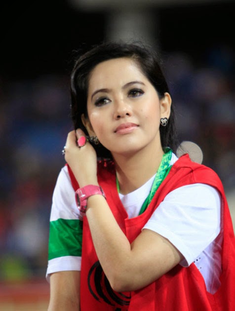Foto Putri Violla, Reporter Cantik TV One di Piala AFF - Bagiilmu.com