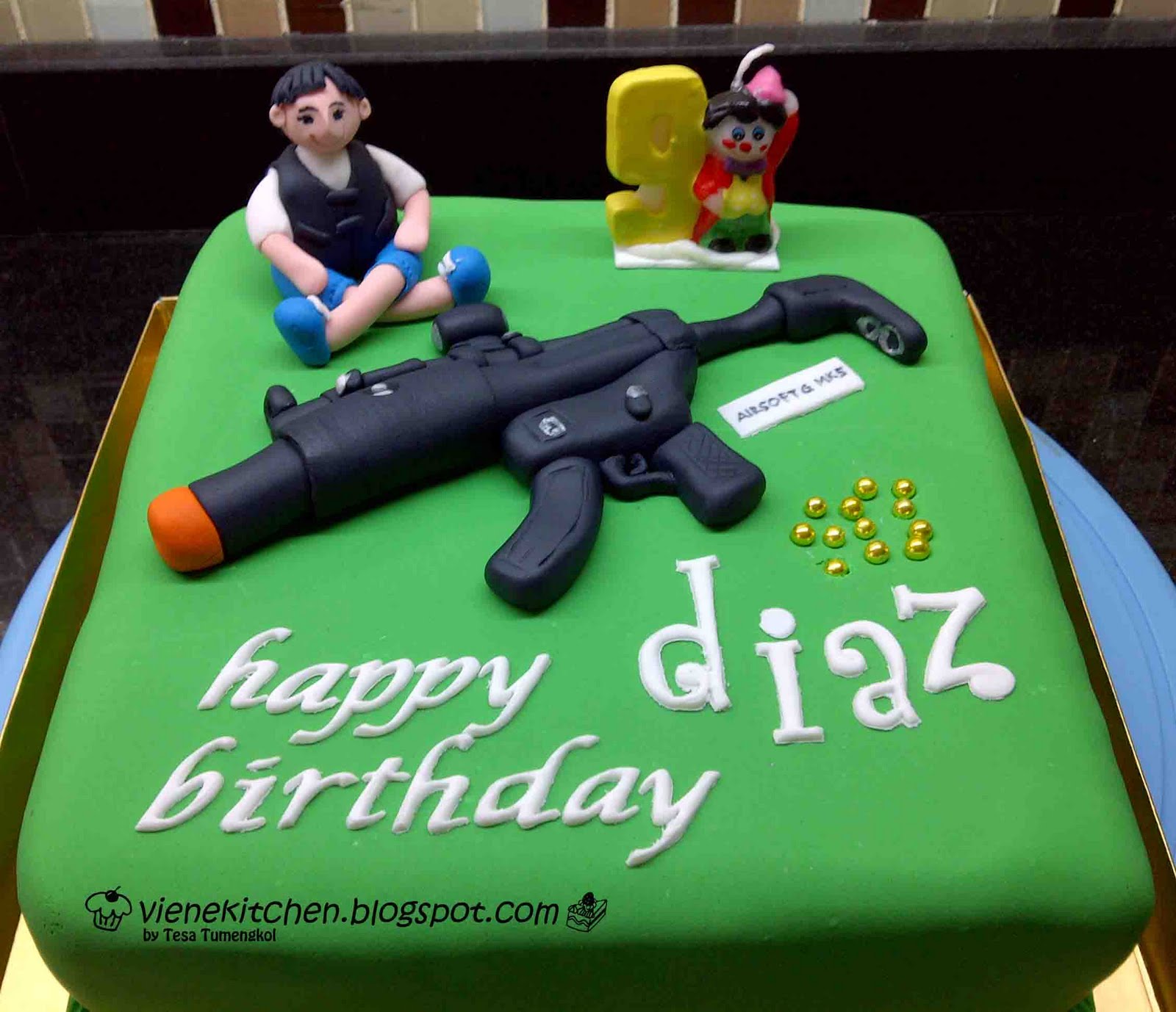 Viene Kitchen: AirSoft Gun Cake & Mickey mouse Cake