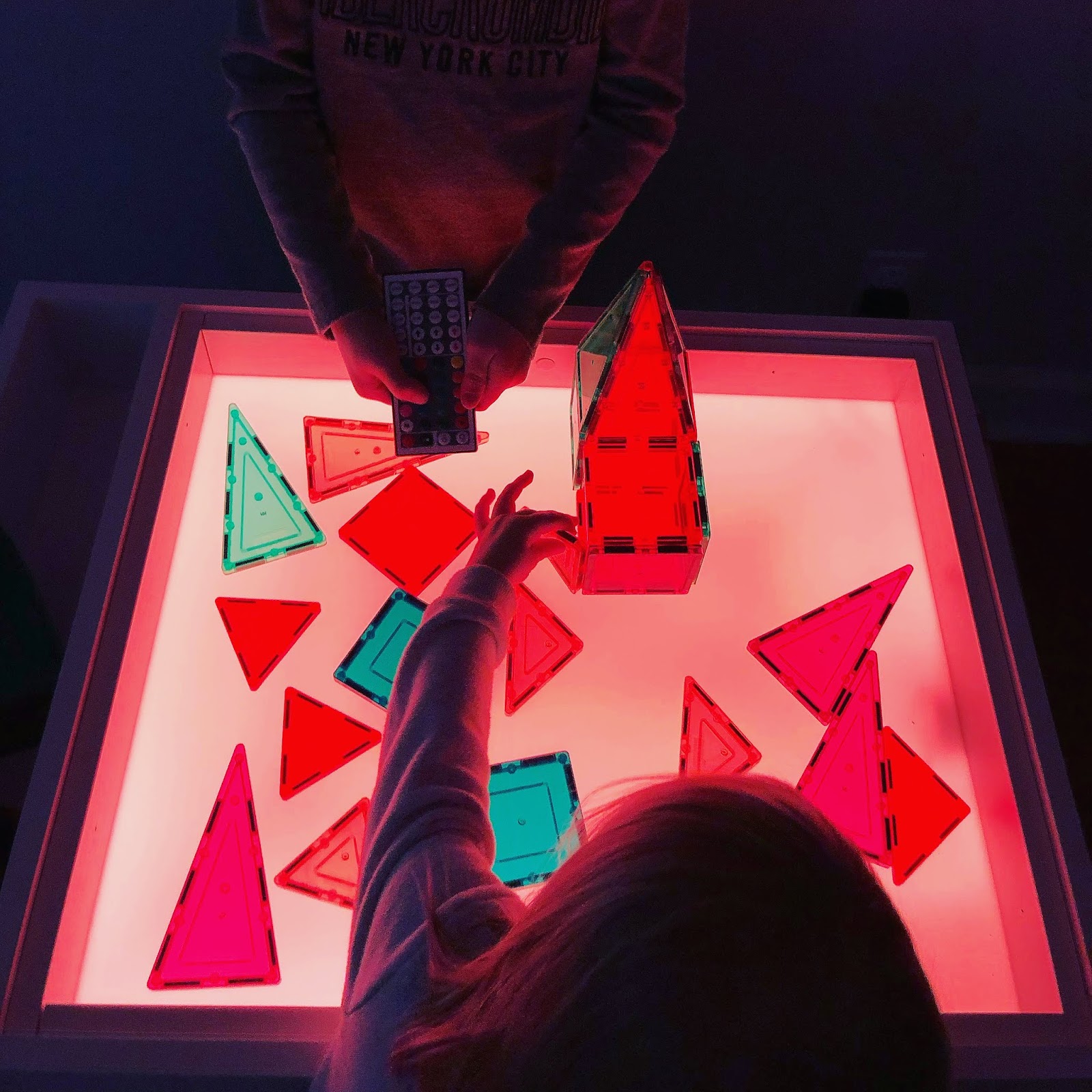 Find the Little Mind: Lights, camera... PLAY! 5 Simple Light Box ...