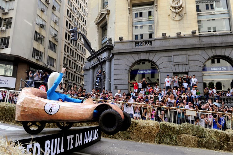 Una colorida carrera de “autos locos” invadió el centro porteño