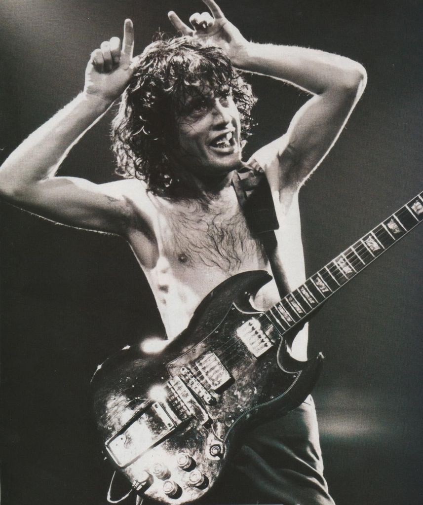 Angus Young y sus ''rumores'' fatídicos. ~ La casa del Rock