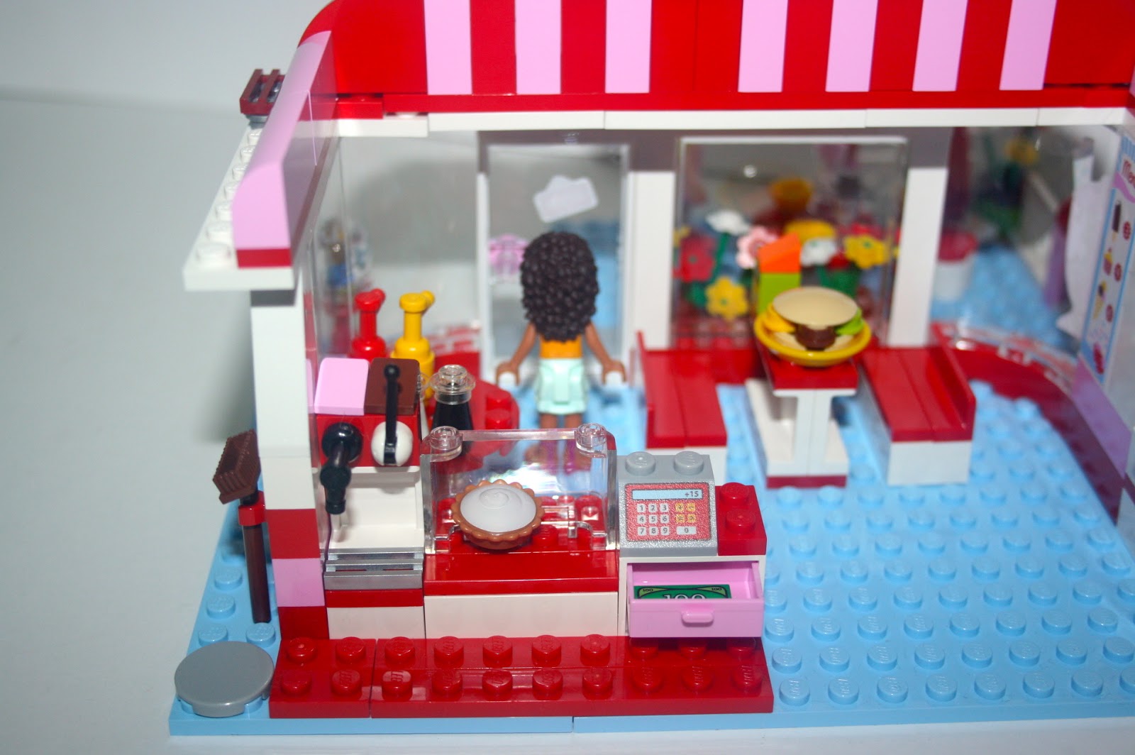 EL DRAGON DORADO: LEGO CAFETERIA