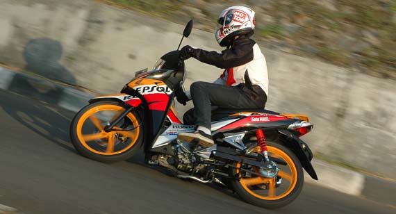 Otomotif Motor: Honda New Blade 110R, Lincah dan Hemat BBM