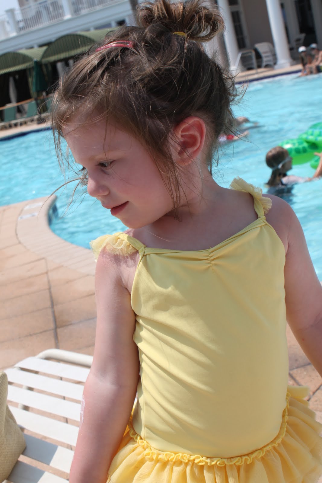 Mojoy: Poolside chicks