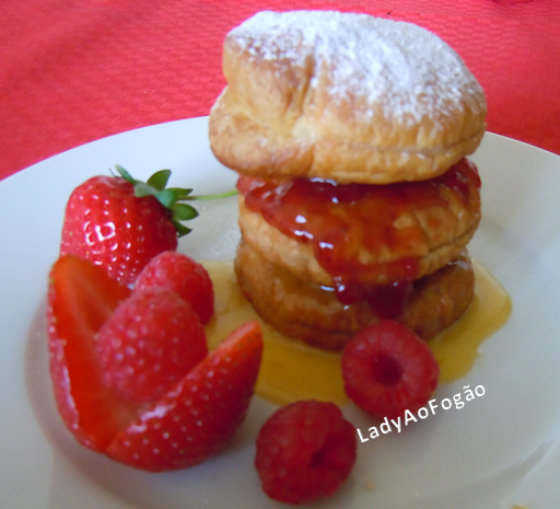 Lady ao fogão: Mini folhados de doce de ovos e morango