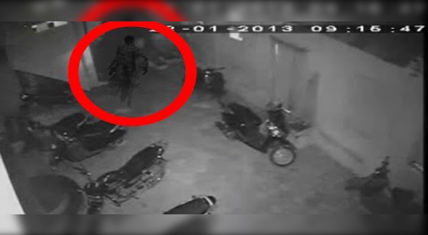 Terakam Hantu Jalan Sana sini Kat Luar Rumah,
