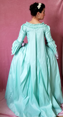La Dauphine: Robe a la Francaise
