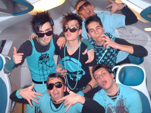 MODE IMBARAZZANTI DEL PRIMO DECENNIO DEGLI ANNI 2000 - Arancia Acida