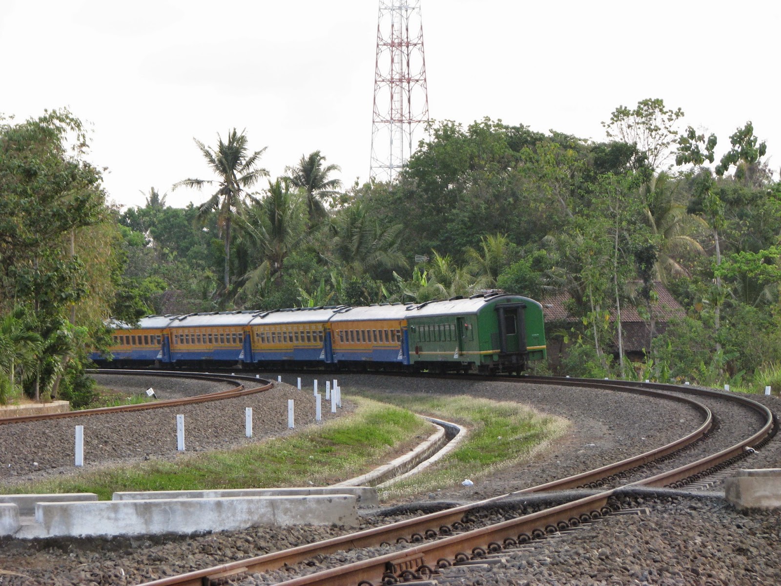 Kereta Api Indonesia: Rangkaian Kereta Api Bengawan Melintas di Atas ...