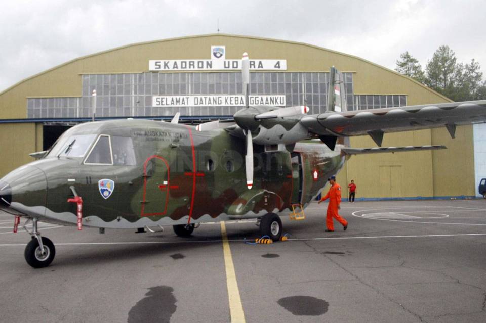 DEFENSE STUDIES: PT DI Serahkan Pesawat NC-212 Kepada TNI AU