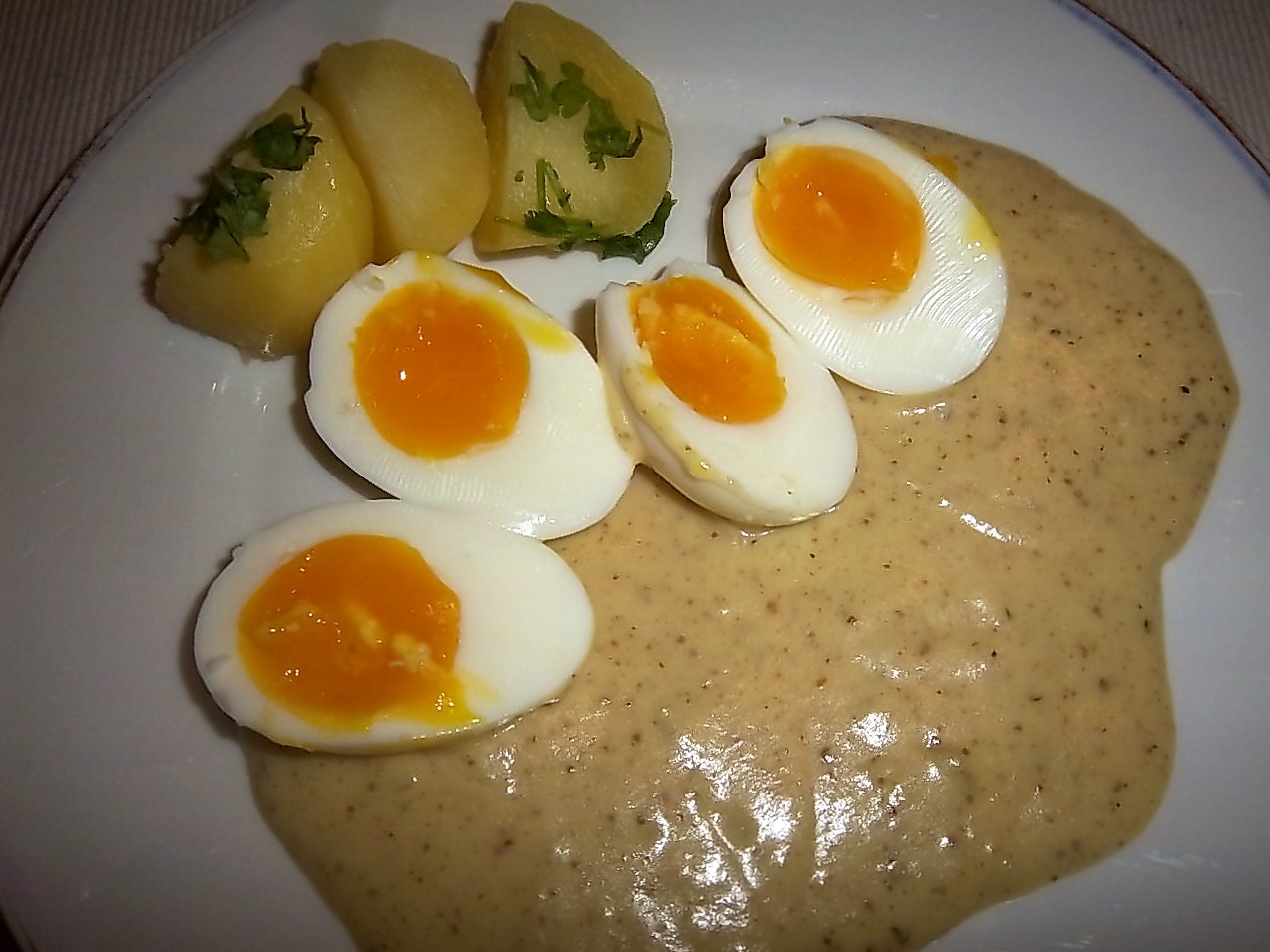 Eyecatcher! Ein Klassiker aus der Kindheit: Senfeier mit Kartoffeln