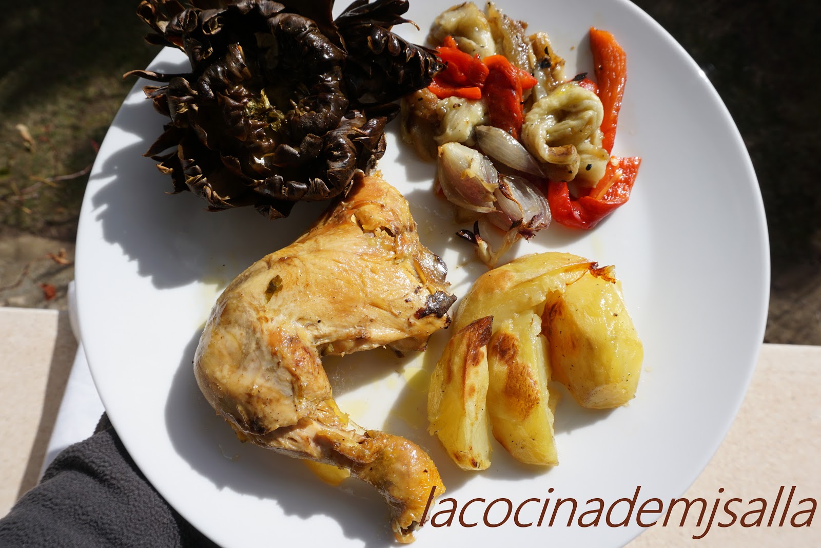 POLLO AL HORNO CON ESCALIVADA Y ALCACHOFAS.