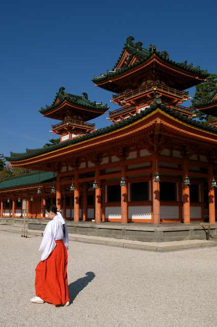 Boarder-San: Kyoto Temples,Shrines and Shogun Castles.