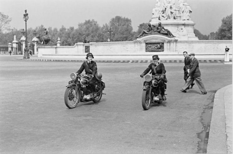 Fascinating Photos of Britain's Female Dispatch Riders During World War ...