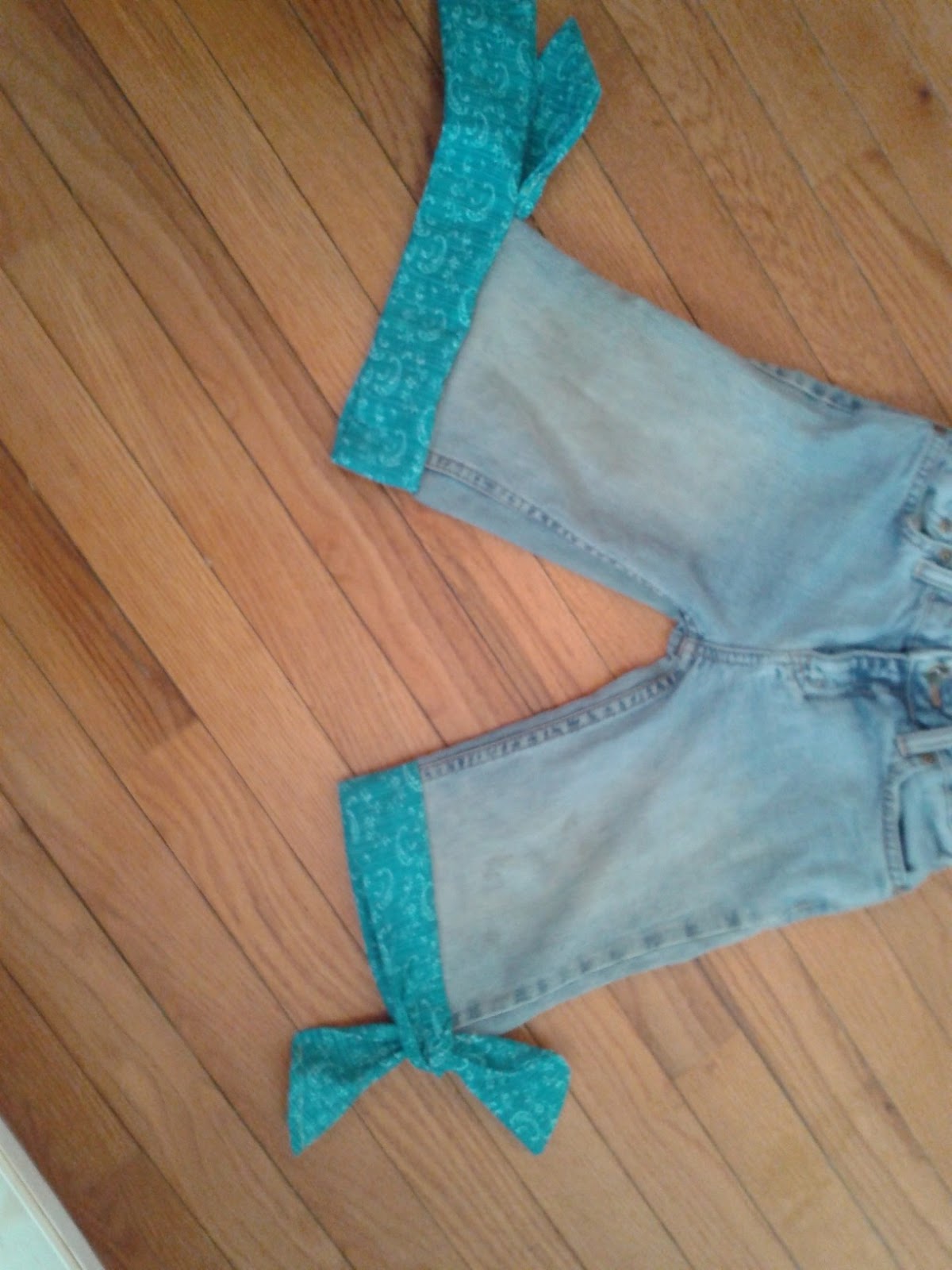 Momma Suz's Ramblings: Turn holey jeans into adorable shorts!
