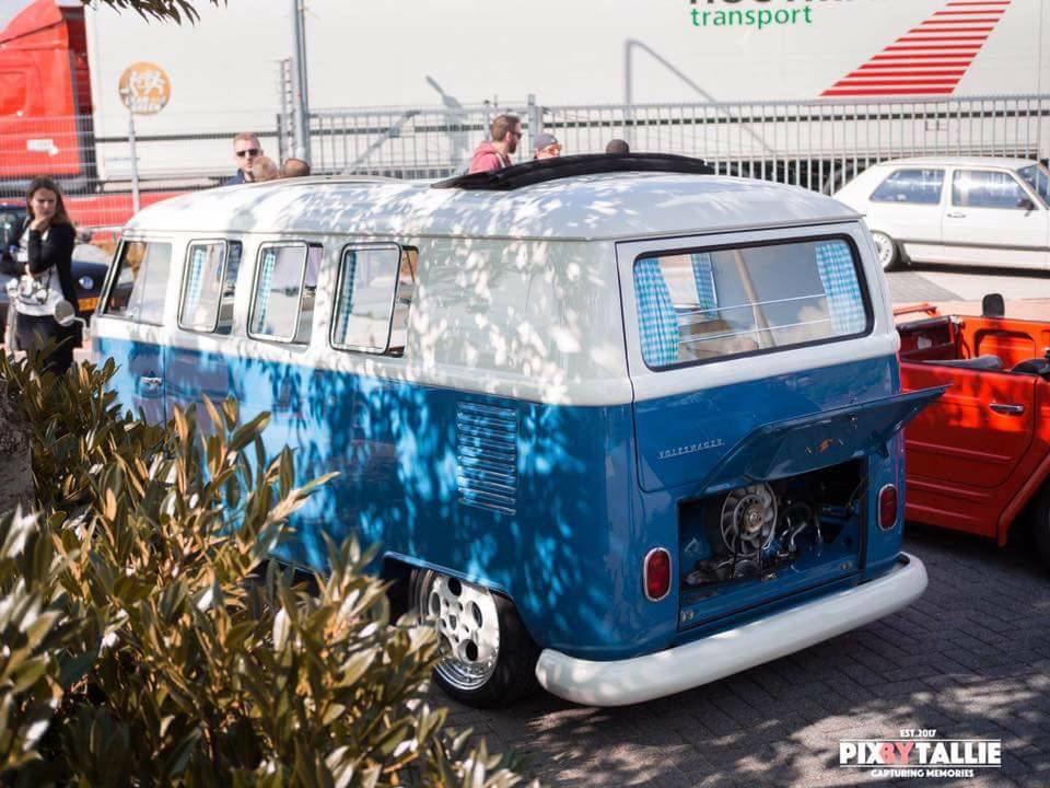 Kombi - Azul e Branco - Carro Luxuoso