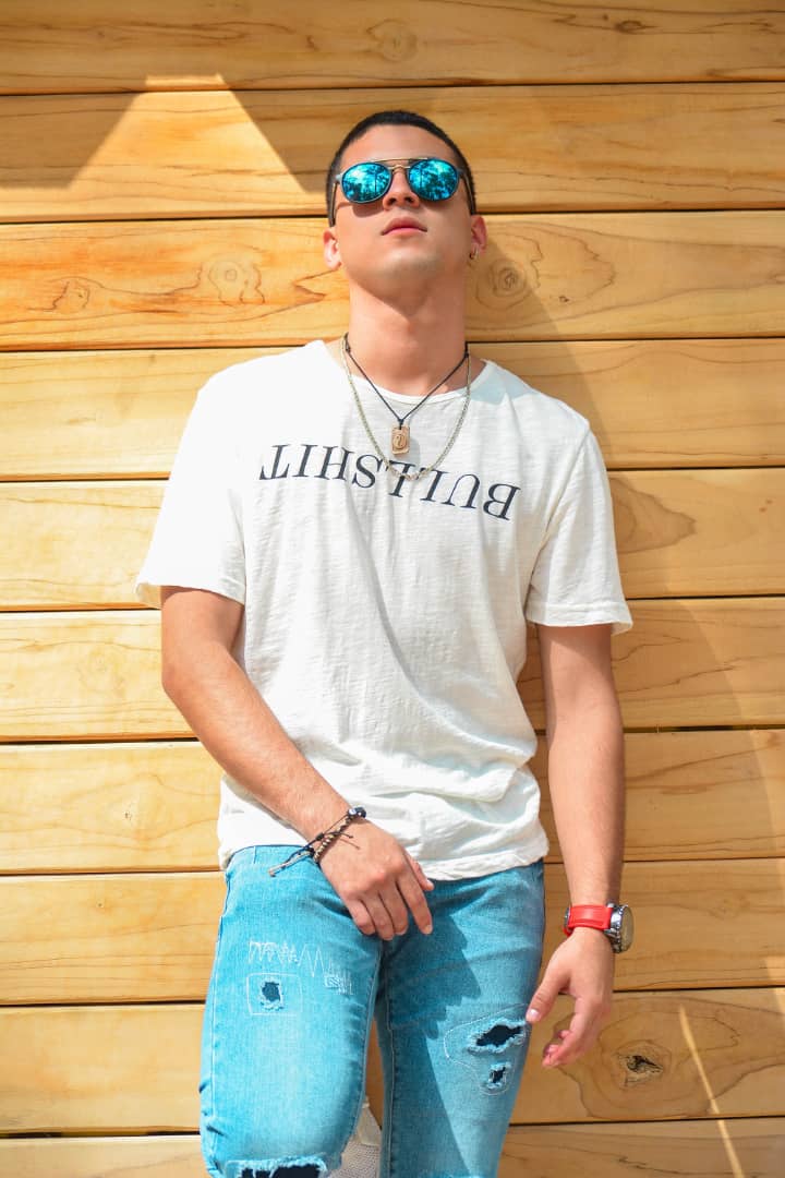 Alexander Escobar le pone su toque a la música urbana con “Veinticuatro 7”