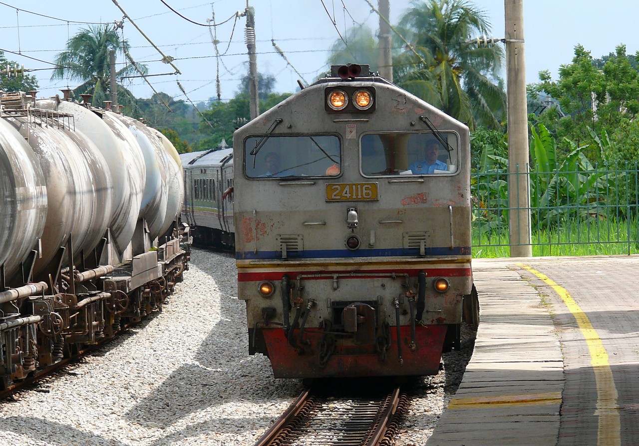 : Cina Islam | 2021 : (林川興): Keretapi terbakar, penumpang KTM terjun ...